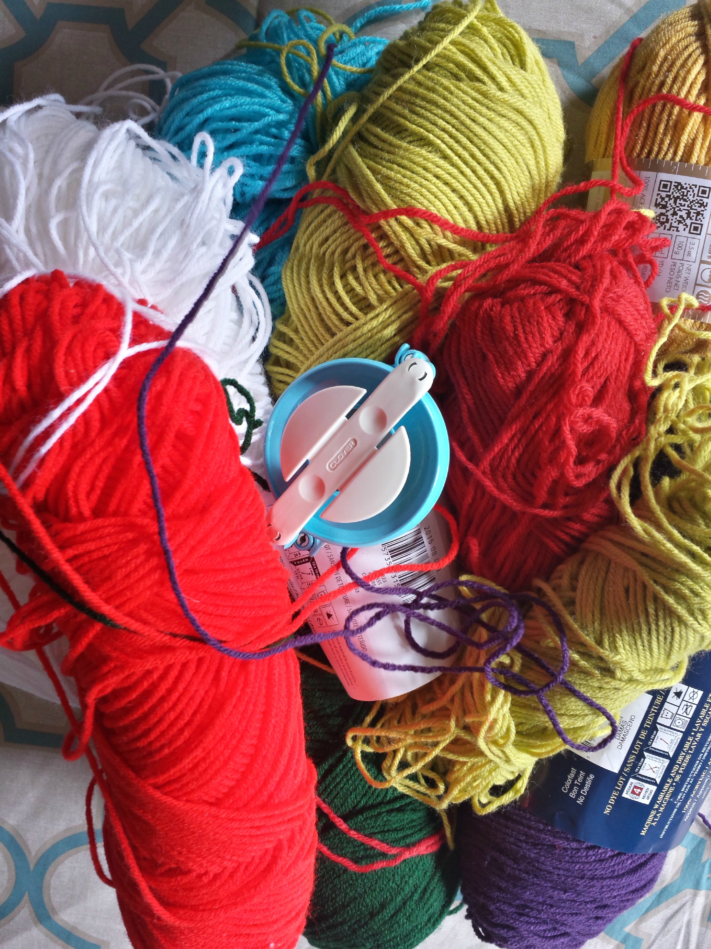 Make a Colorful Pom Pom Rug – Wonderful Creations