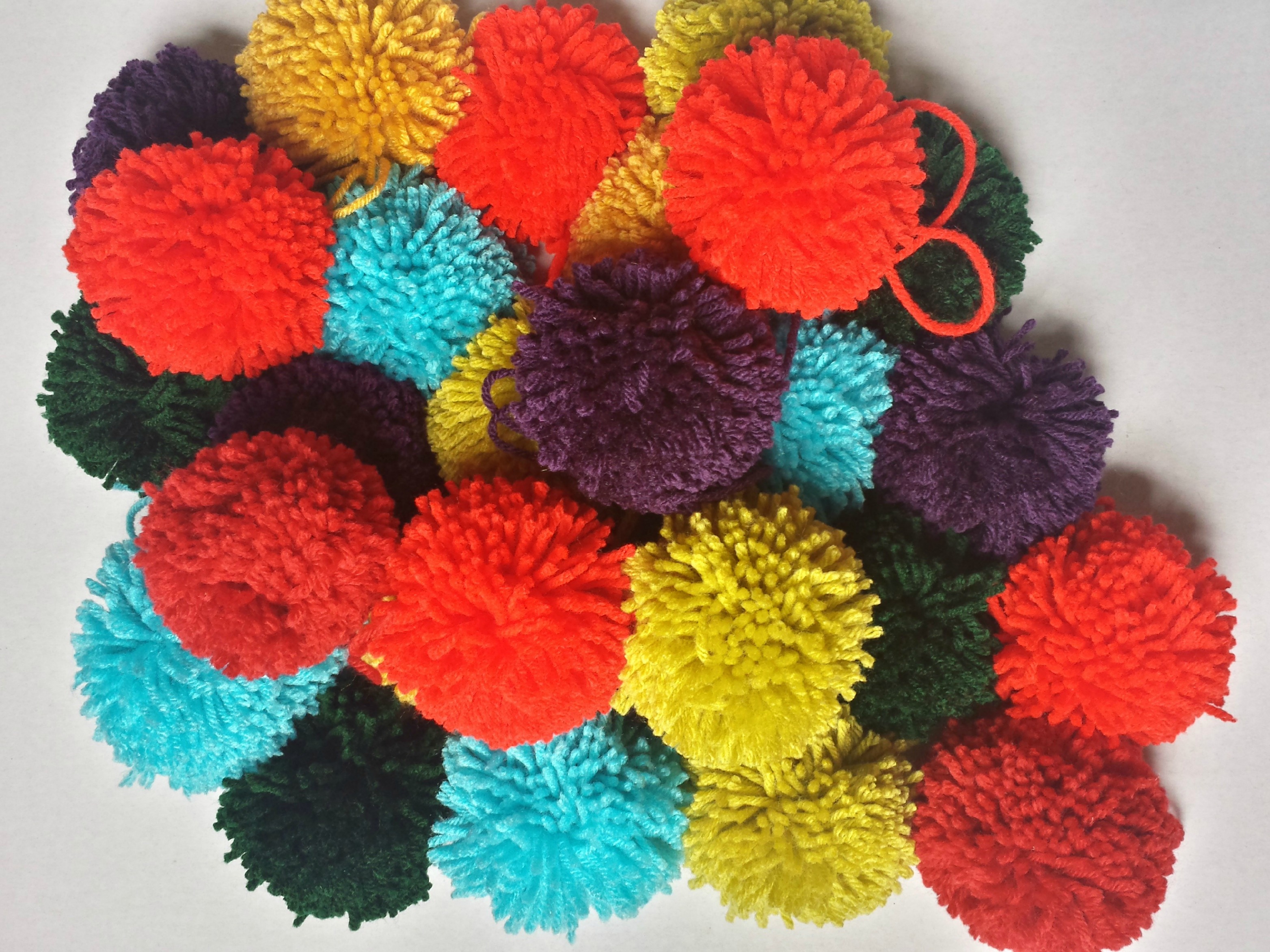 Make a Colorful Pom Pom Rug – Wonderful Creations